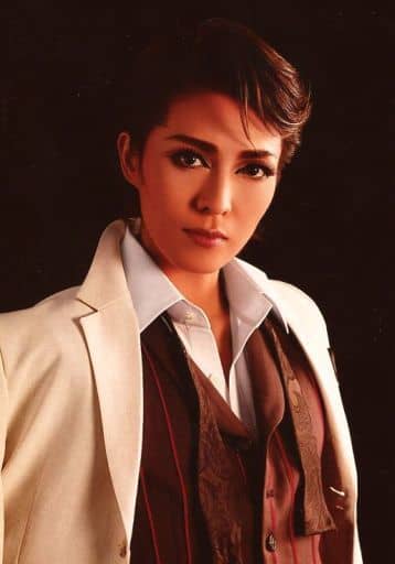 Official photo (female) / Takarazuka Revue (star group) / actress Takarazuka Revue (star group ...