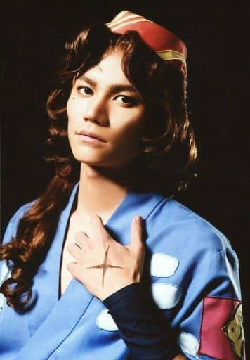 Official photo (male) / actor Kunta (Gimaru) / Bust Up / Left Hand Up ...