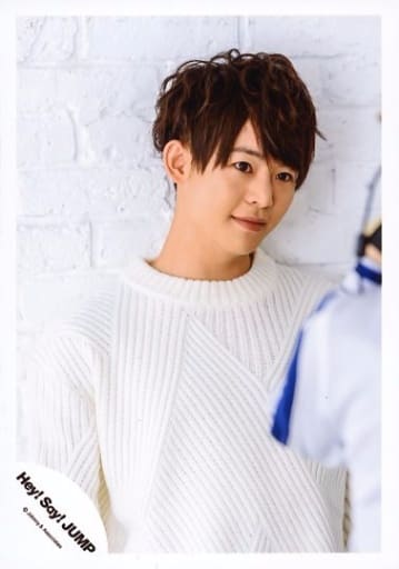 Hey! Say! JUMP / Daiki Arioka / Bust up / Costume white / Eye right / Mouth closed / Background ...