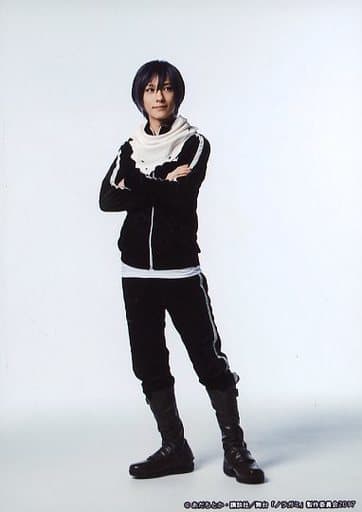 Official photo (male) / actor Hiroki Suzuki (Yato) / Whole-body, Arm wrestling, Background white ...