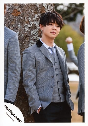 Hey! Say! JUMP / Daiki Arioka / Above-the-knee ・ Costume gray black and white ・ Right hand ...
