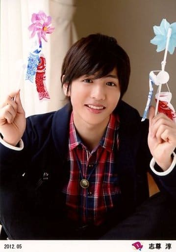 Official photo (male) / actor D2 / Jun Shison / Knee-Above, Sitting, Both Hands Up,' 2012.05 ...