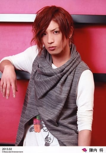 Official photo (Male) / Actor / D2 D2 / Jinnai Sho / Upper Body / Costume Gray / White / Right ...