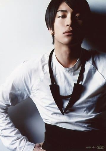 Official photo (Male) / Singer / Actor Yuya Matsushita / Upper Body, Costume White / Black ...