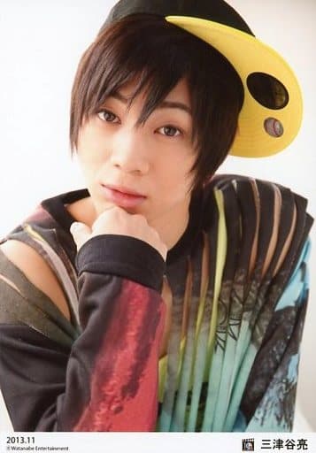 Official photo (Male) / Actor / D2 D2 / Ryo Mitsuya / Bust Up, Costume Black, Red, Light, Yellow ...
