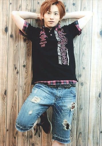 Official photo (male) / actor Takuya Yabuki (Takuya) / Kneecap / Costume black. Check pattern ...