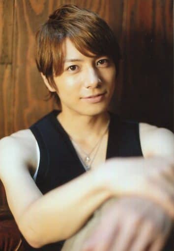 Official photo (male) / actor Takuma Wada / Upper Body, Sitting, Costume : Black, White, Double ...