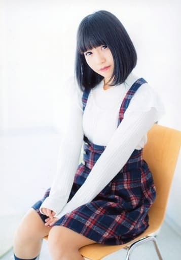 Official photo (female) / singer Asaka / Kneecap / Sitting / Left ...