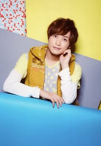 Official photo (male) / actor Yusuke Yata / Upper Body / Shirt Yellow ...