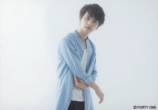 Official photo (male) / actor Toshiki Seto / Horizontal / Above Knee ...