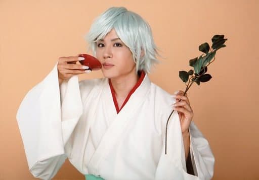 Official photo (male) / actor Yuta Higuchi (Mizuki) / Horizontal, Bust Up, Costume White, Green ...