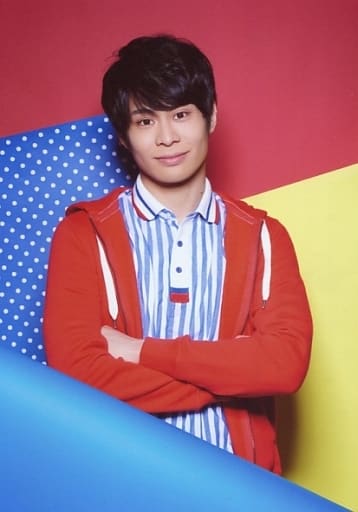 Official photo (male) / actor Kosuke Kujirai / Upper Body / Costume Red ...