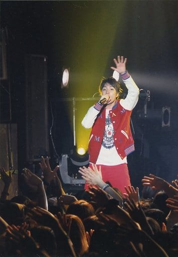 Official photo (male) / singer Yuya Matsushita / Live Photo / Above the Knee / costume red ...
