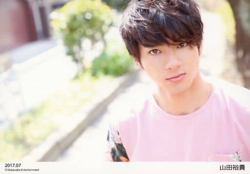 Official photo (male) / actor Yuki Yamada / Horizontal, Bust Up, Costume Pink, Towards the Right ...