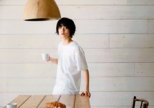 駿河屋 - 小越勇輝/横型・膝上・衣装白・Tシャツ・右手コップ・机触り/「JUNON 2017年8月号×コンビニプリント」生ブロマイド（男性生写真）