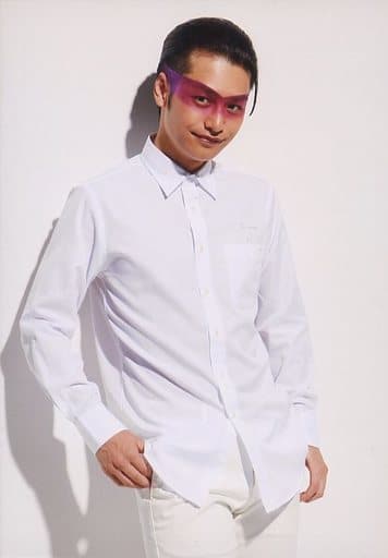 Official photo (male) / actor Ryota Ozawa / Kneecap / White costume / Body facing right / Hands ...