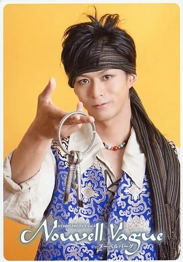 Takuma Sueno (Wan) / Upper body / Right hand raise. Key / Background ...