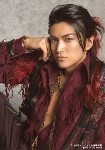 Official photo (male) / actor Daisuke Watanabe (Tybalt) / Bust up / Costume red / Black / Right ...