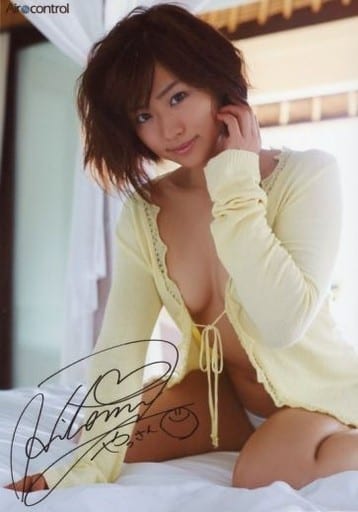 Official photo (female) / Gravure idol AEDA Hitomi / Knee-Up / Sitting / Costume Yellow / Right ...