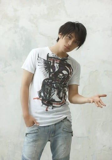 Official photo (Male) / Singer / Actor Yuya Matsushita / Above the Knees, Costume White, Black ...