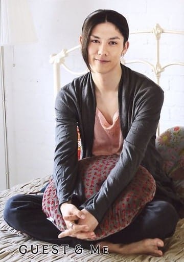 Tsunenori Aoki / Whole Body / Sitting / Agura / Costume Black Pink / Both Hands / Cushion ...