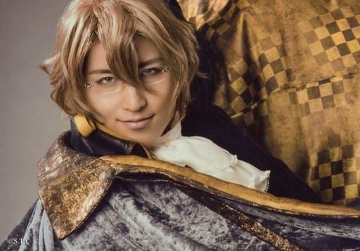 Official photo (male) / actor Hiroki Tagawa : Yokogata, Bust-Up, Costume Black, Yellow, Cape ...