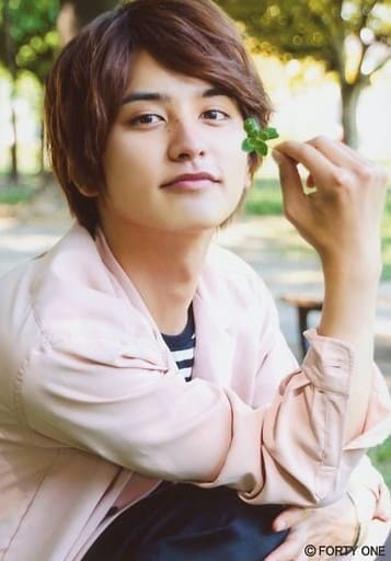 Toshiki Seto / Kneecap / Squatting / Costume Pink / Right Hand Yotsuba ...