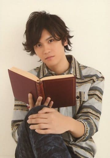 Mark Ishii (Kazama 「 Univ.) / Upper Body / Costume Gray / Sitting / Right Hand / Left Hand ...