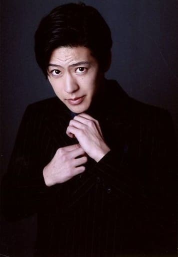 Official photo (male) / actor Shota Onuma / upper body / costume black / both hands breast ...