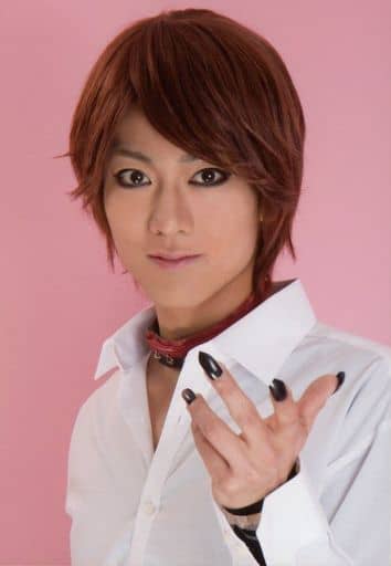 Keisuke Minami (Kurama) / Bust Up / Shirt White / Left Hand Raised ...