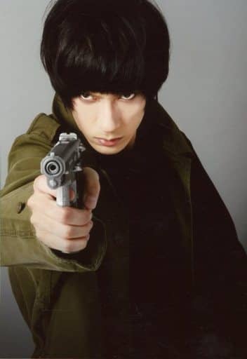 Official photo (male) / actor Mitsu Murata (Persia) / Upper Body / Costume Khaki / Black / Right ...