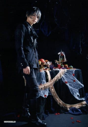 Official photo (male) / actor Ryohei TAKENAKA (Uzuki Shin) / Whole body / Costume black / Right ...