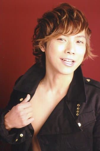 Official photo (male) / actor Yuki Masuda / Bust Up / Costume Black / Right Hand Breast / Body ...