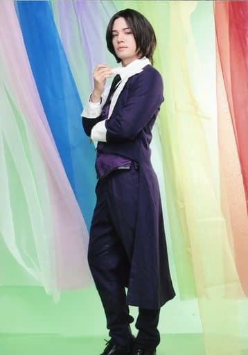 Official photo (male) / actor Ryota Tamura (Kevin) / Whole Body / Costume Purple / Left Facing ...