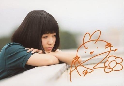 Official photo (female) / singer Asaka / Landscape / Bust up / Right ...