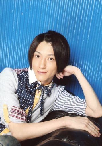 Official photo (male) / actor Hiroki Suzuki / Bust Up, Costume Black, White, Yellow, Left Hand ...