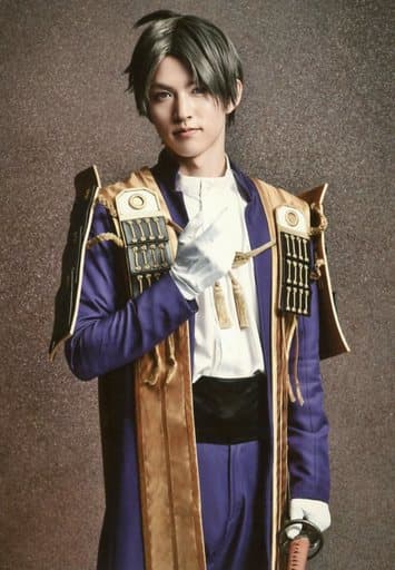 Official photo (male) / actor Masanari Wada (Heshikiri Hasebe) / Kneecap, right hand chest ...