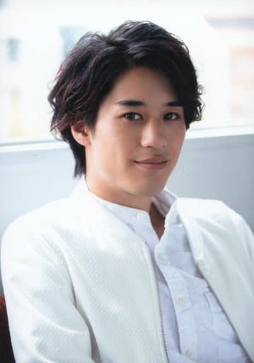 Official photo (male) / actor Jun Ishida / Bust Up / White Costume ...
