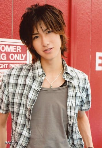 Official photo (male) / actor Hiroki Aiba / Upper Body / Costume Grey / Check Pattern ...