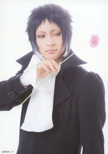 Shohei Hashimoto (Ryunosuke Akutagawa) / upper body / right hand flower ...