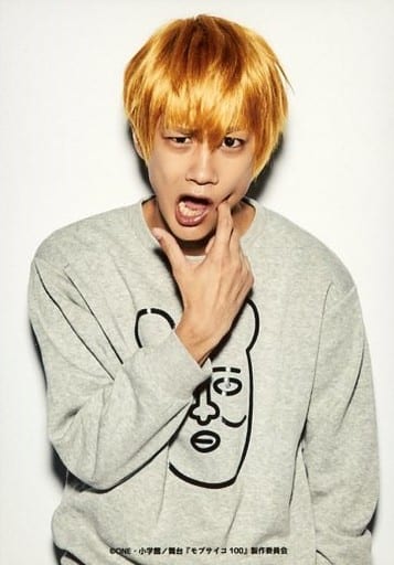 Official photo (male) / actor Ryoma Baba (Reigen Shinryu) / Upper Body / Costume Gray / Right ...