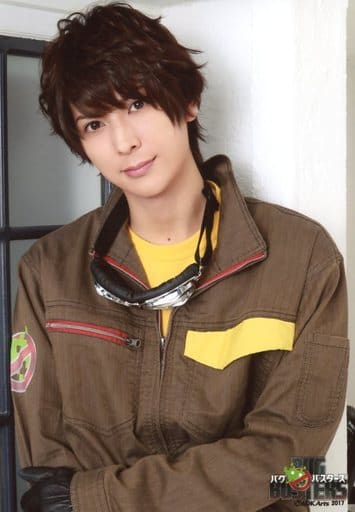 Official photo (male) / actor Hiroki Nakada / Upper Body / Costume Gray / Yellow / Left Hand ...