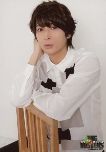Official photo (male) / actor Hiroki Nakada / Upper Body / Costume Black and White / Right Hand ...