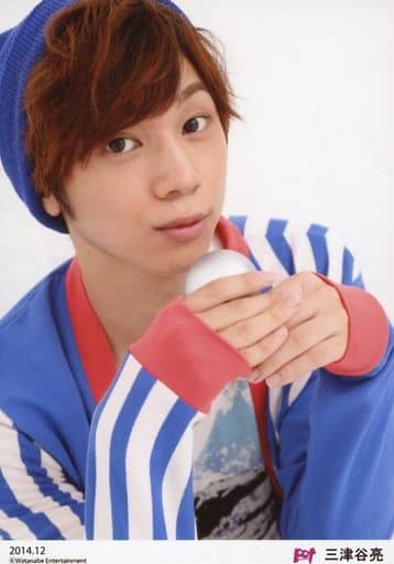 Official photo (Male) / Actor / D2 D2 / Ryo Mitsuya / Bust Up / Sitting / Costume Blue-White Red ...