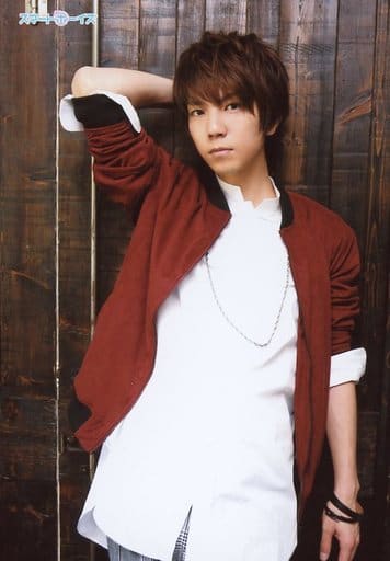 Yuya Asato / Kneecap / Costume red / white / Right-hand up / Background ...