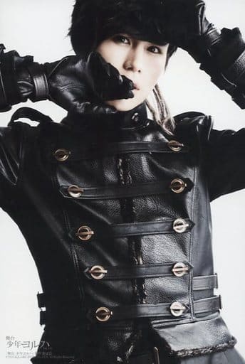 Official photo (male) / actor Hiroki Terasaka (No. 22) / Upper Body / Costume Black / Both Hands ...