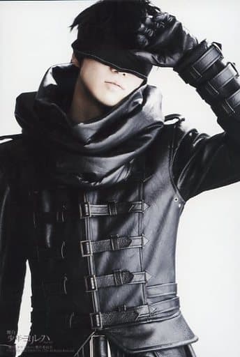 Official photo (male) / actor Mahito Shoji (No. 3) / Upper body / Costume black / Left hand ...