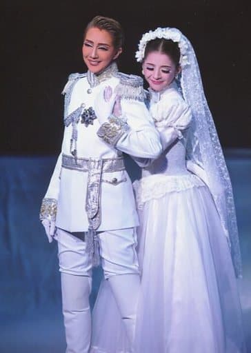 Official photo (female) / Takarazuka Revue (star group) / actress Takarazuka Revue (Star Troupe ...