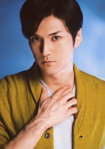 Official photo (male) / actor Daisuke Watanabe / Bust Up / Costume Yellowish White / Right Hand ...