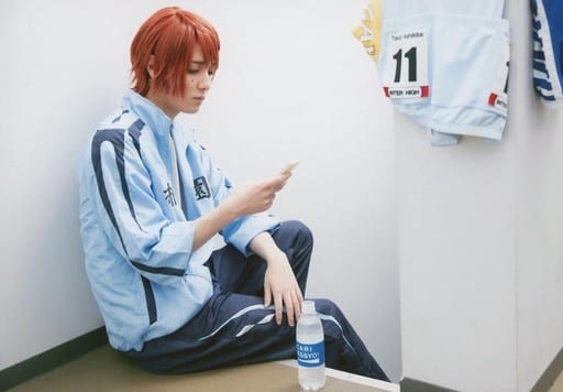 Official photo (male) / actor Yuya Tominaga (Takuto ASHIKIBA) / Horizontal, Above-knee, Light ...